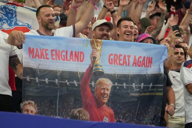 Fanátikonan ingles ta hala atenshon ku lema pekuliar di Trump – Vigilante
